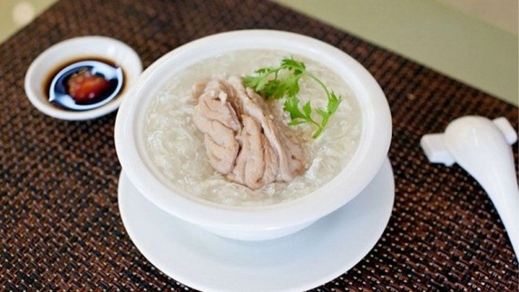 Cách nấu cháo óc heo cho bé ăn dặm với đậu xanh, cà rốt